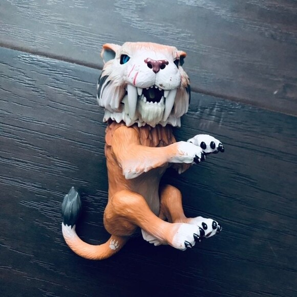 Toys | Wowwee Untamed Sabre Tooth Tiger By Fingerlings Bonesaw Bronze ...